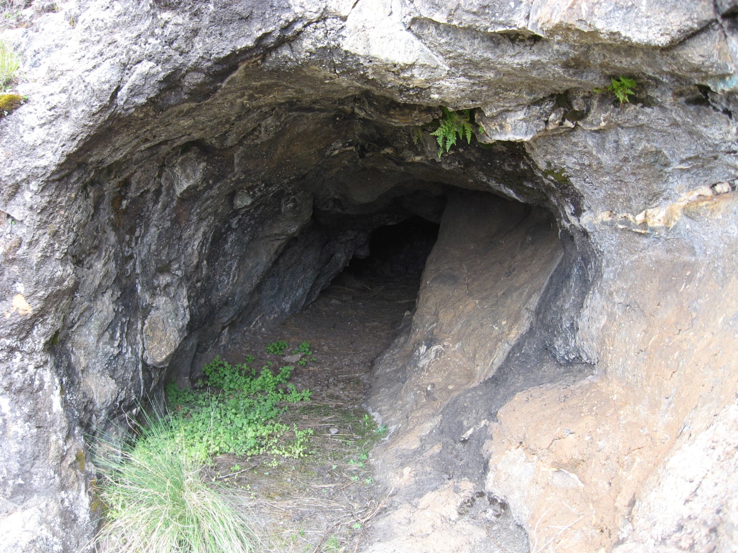 Rat Hole Cave - Drakensberg Hikes - explore the Drakensberg